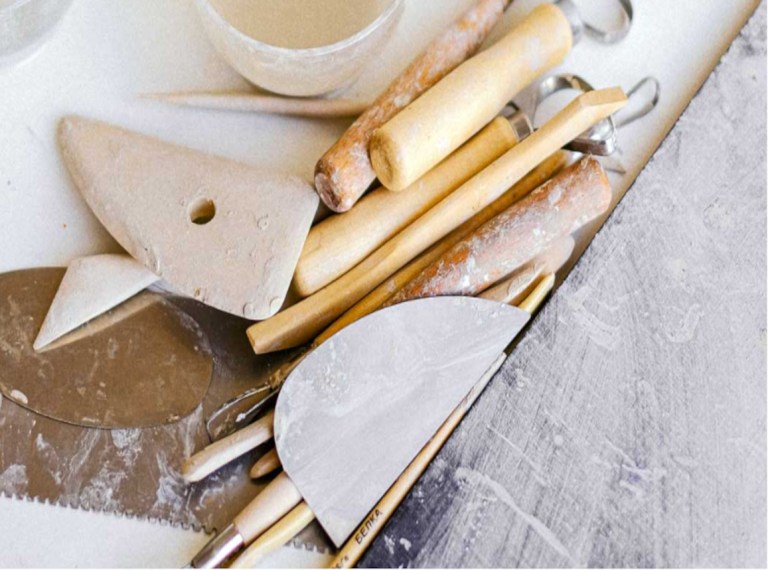 Les outils du potier – Les Mains et l'Argile